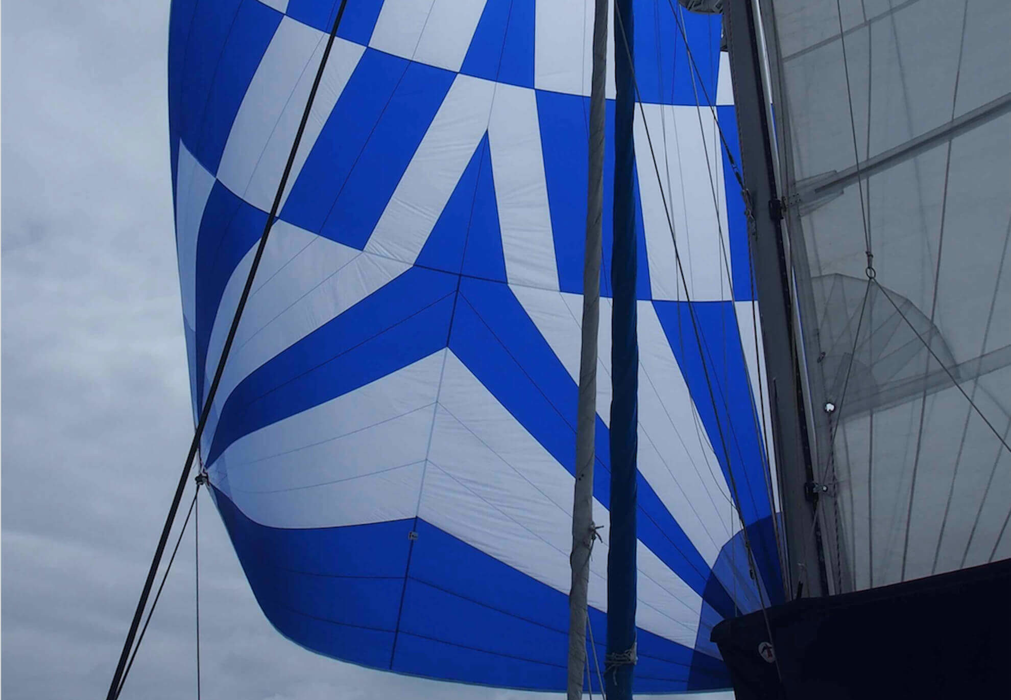 Catana 471 catamaran with symmetric spinnaker custom colors | iSpinnakers